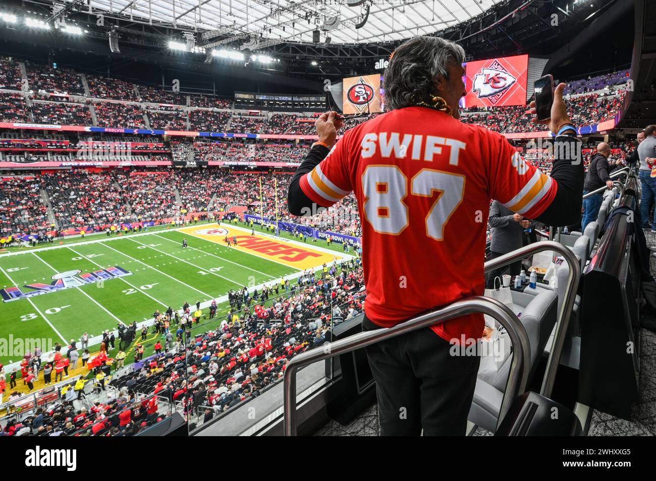 Taylor swift at chiefs game hi-res stock photography and images - Alamy
