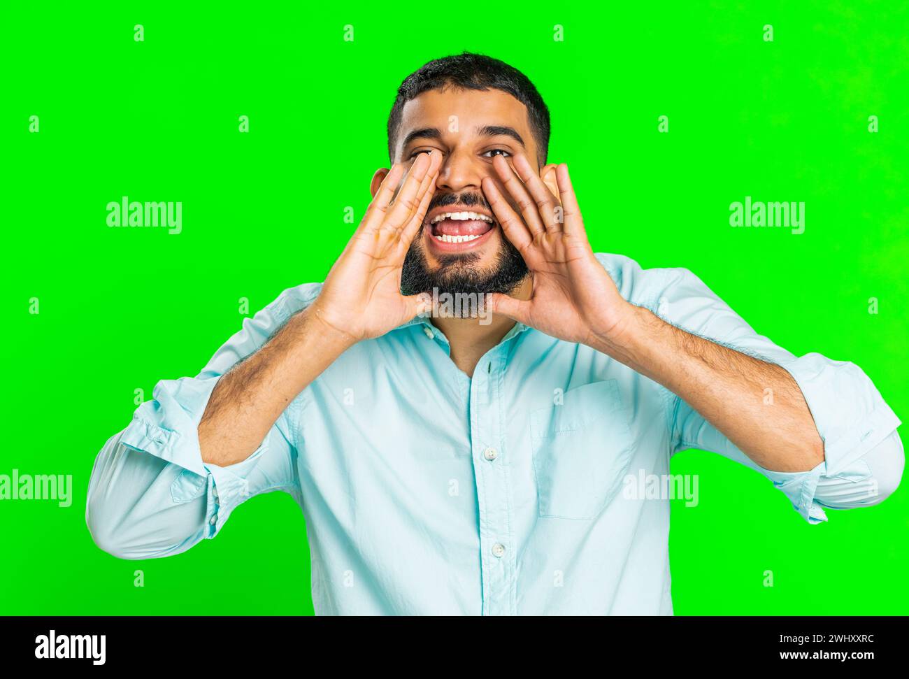Happy Indian young man yell, shout to camera, promotion advertisement ...