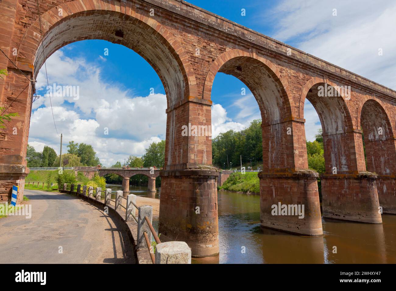 Railway bridge crossing wide river hi-res stock photography and images ...