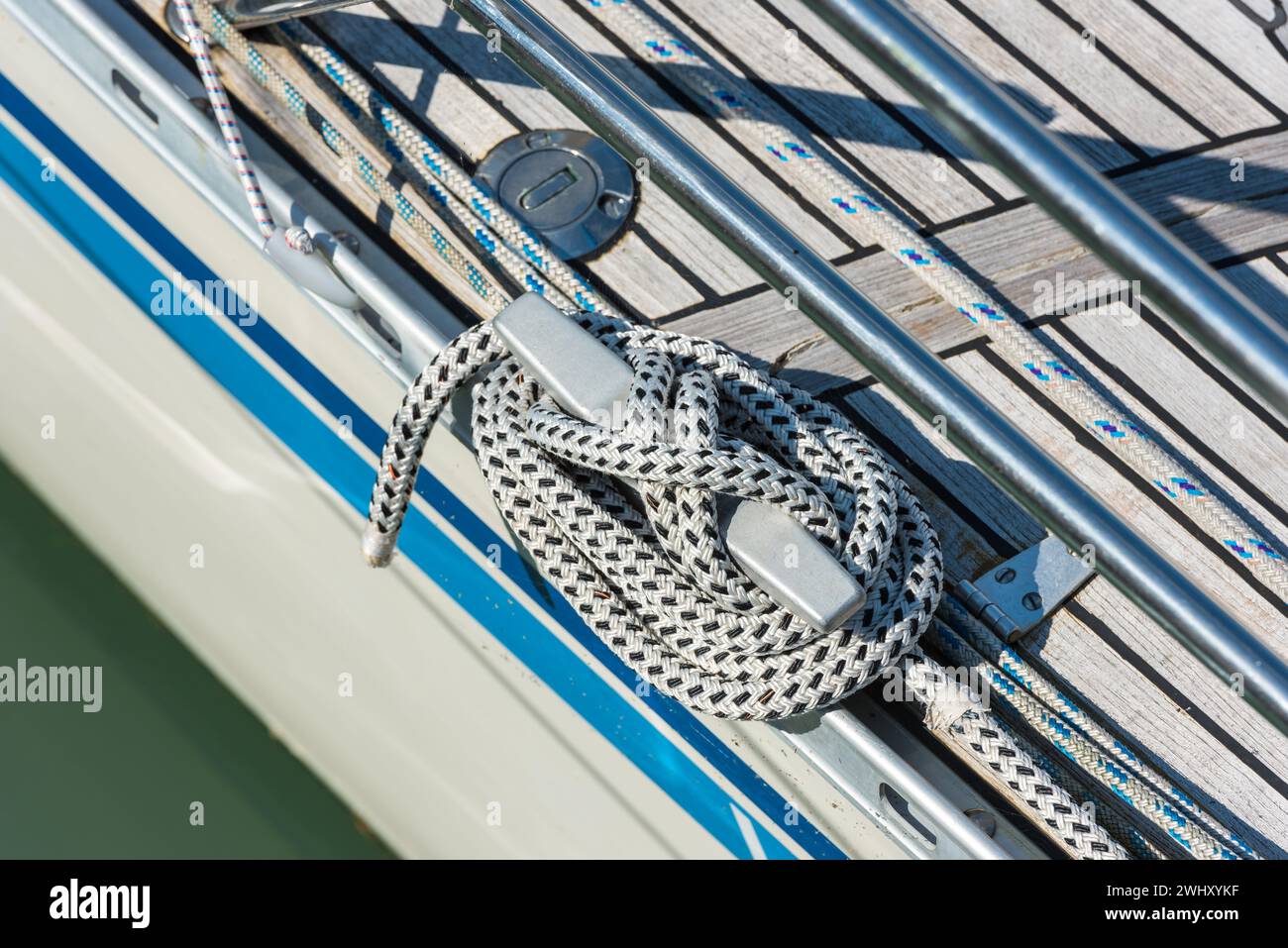 Wooden boat cleat rope hi-res stock photography and images - Alamy