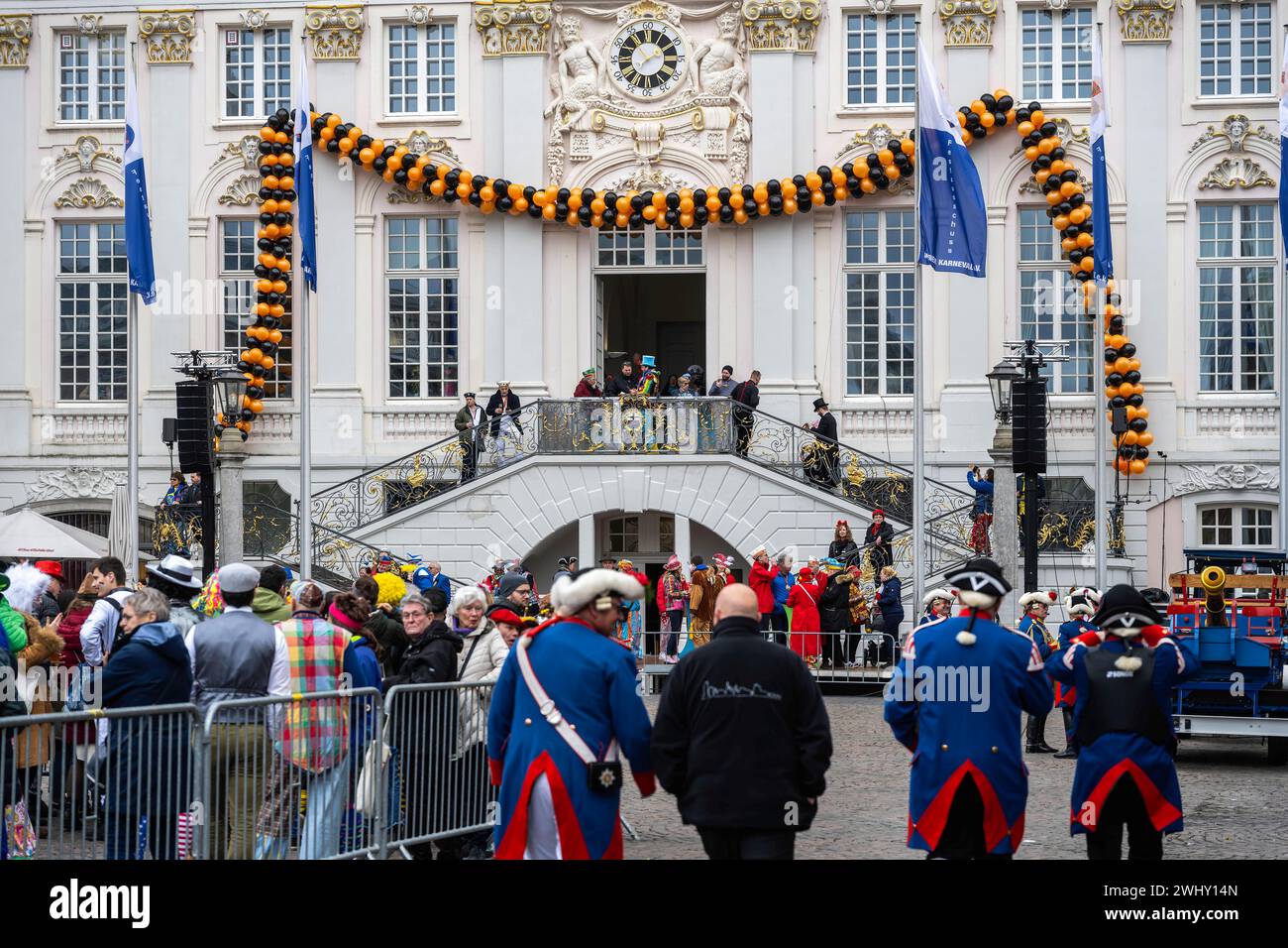 Sturm auf das Rathaus in Bonn. Das Bonner Rathaus kurz vor dem Sturm ...