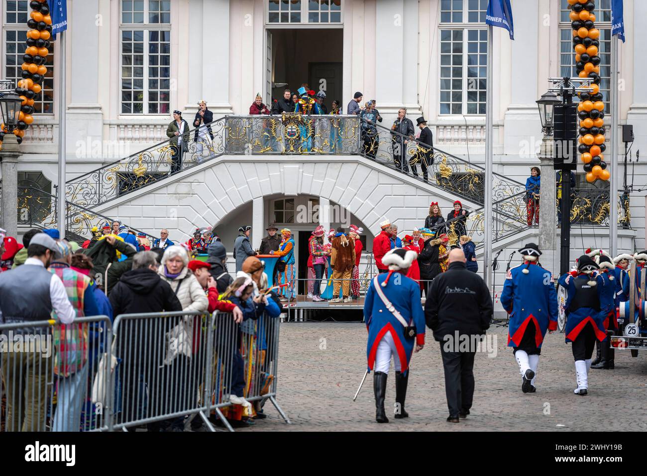Sturm auf das Rathaus in Bonn. Das Bonner Rathaus kurz vor dem Sturm ...