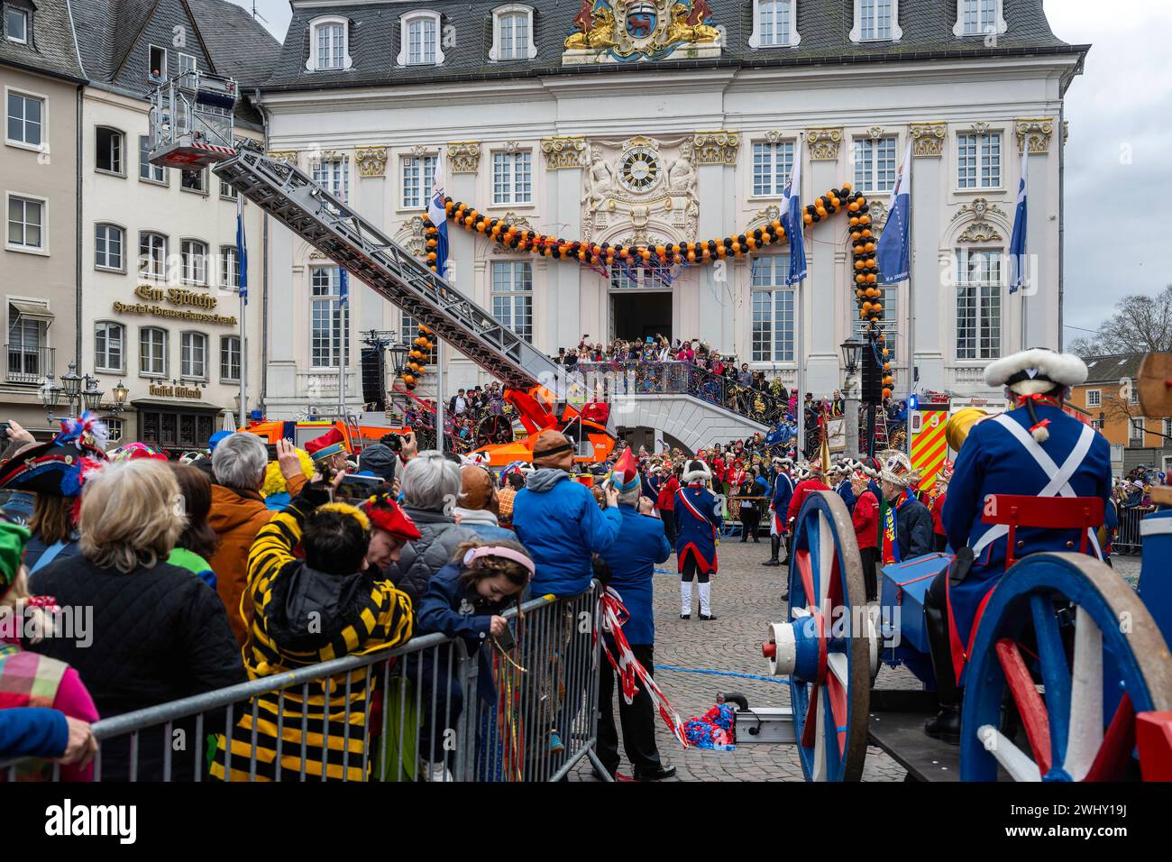 Sturm auf das Rathaus in Bonn. Der Sturm auf das Bonner Rathaus steht ...