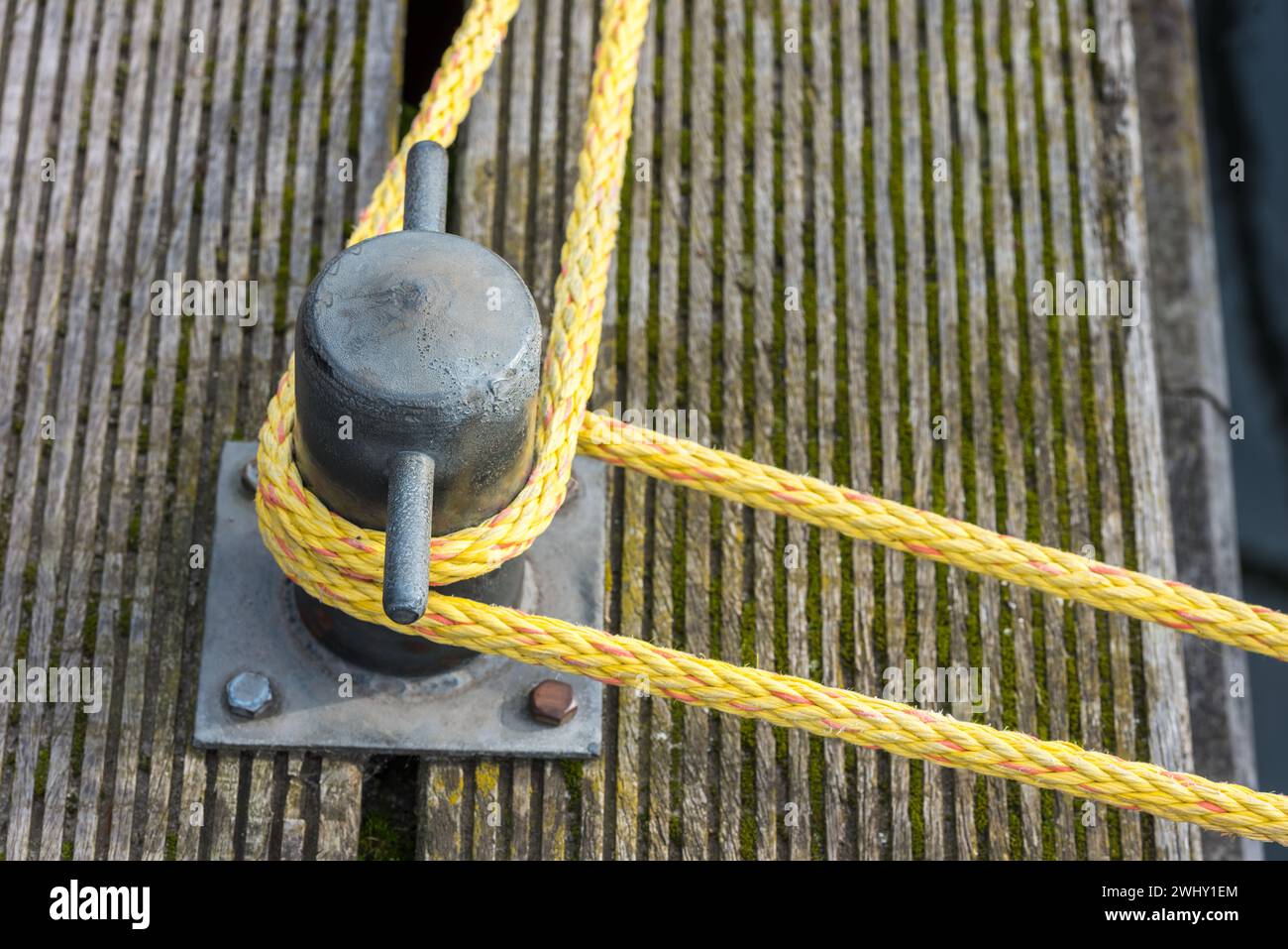Ship mooring rope around hi-res stock photography and images - Alamy