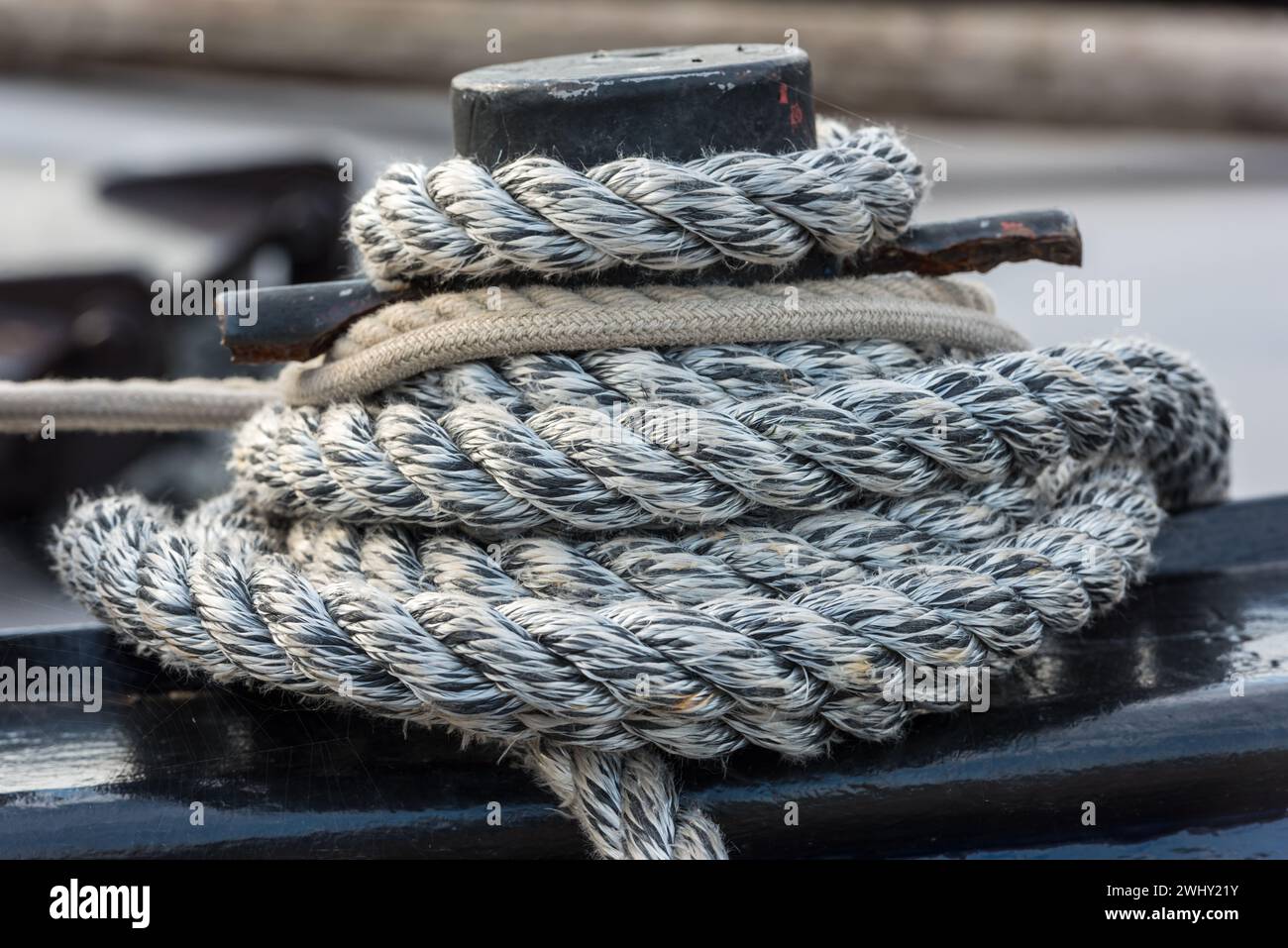 Mooring rope tied around a cleat Stock Photo - Alamy