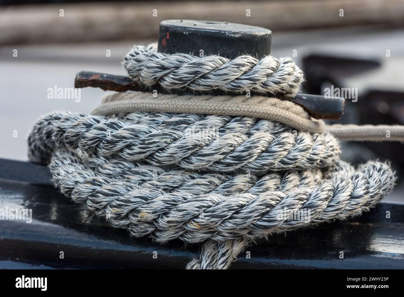 Tie mooring hi-res stock photography and images - Alamy
