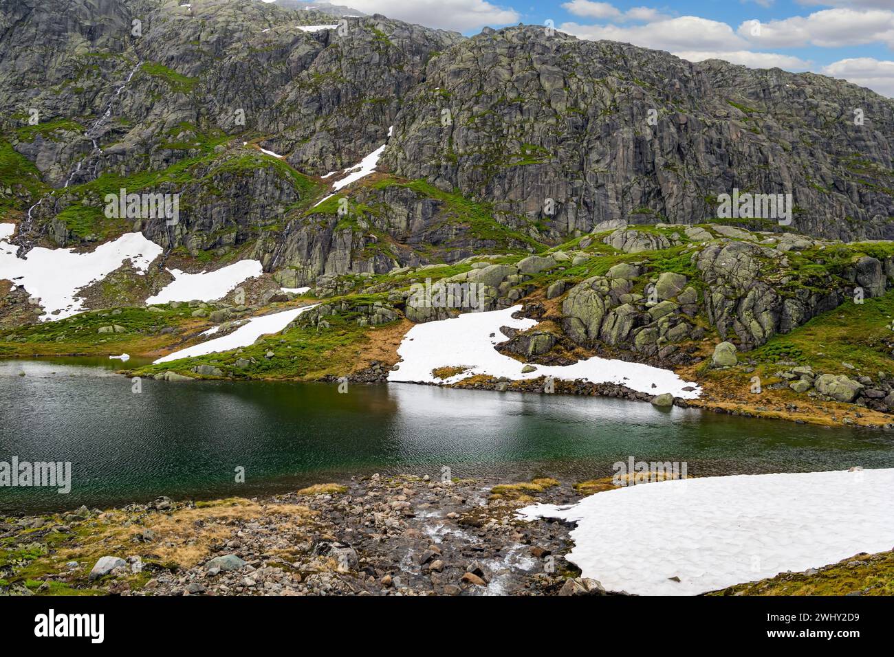 Rocks reflections hi-res stock photography and images - Alamy