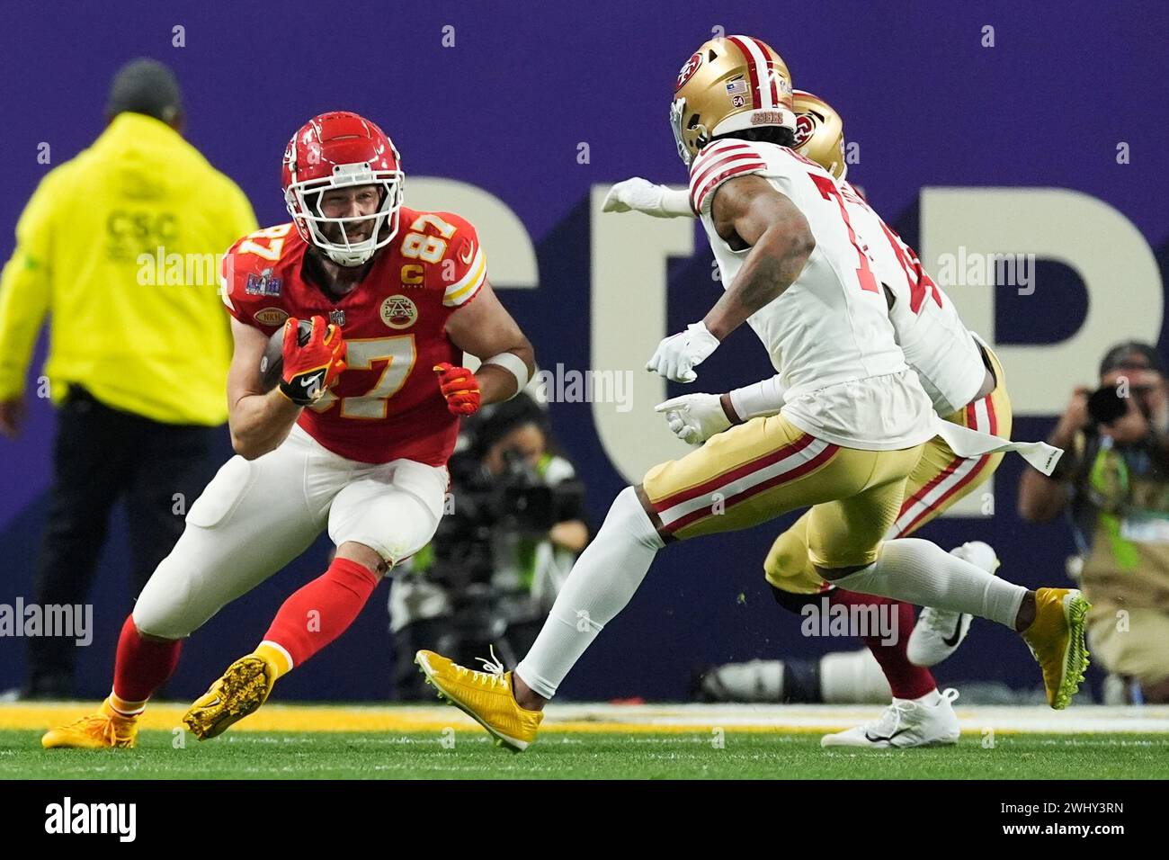 Kansas City Chiefs tight end Travis Kelce (87) runs against the San ...