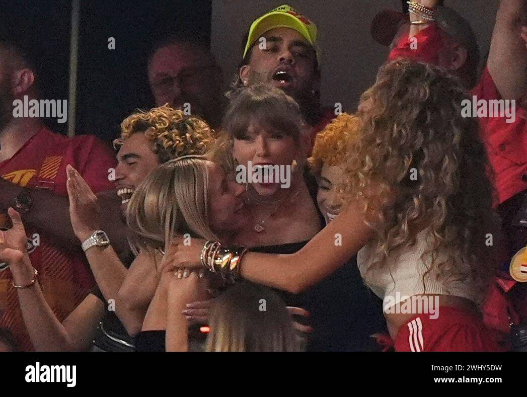 Taylor Swift celebrates with Ashley Avignone, Ice Spice and Blake ...