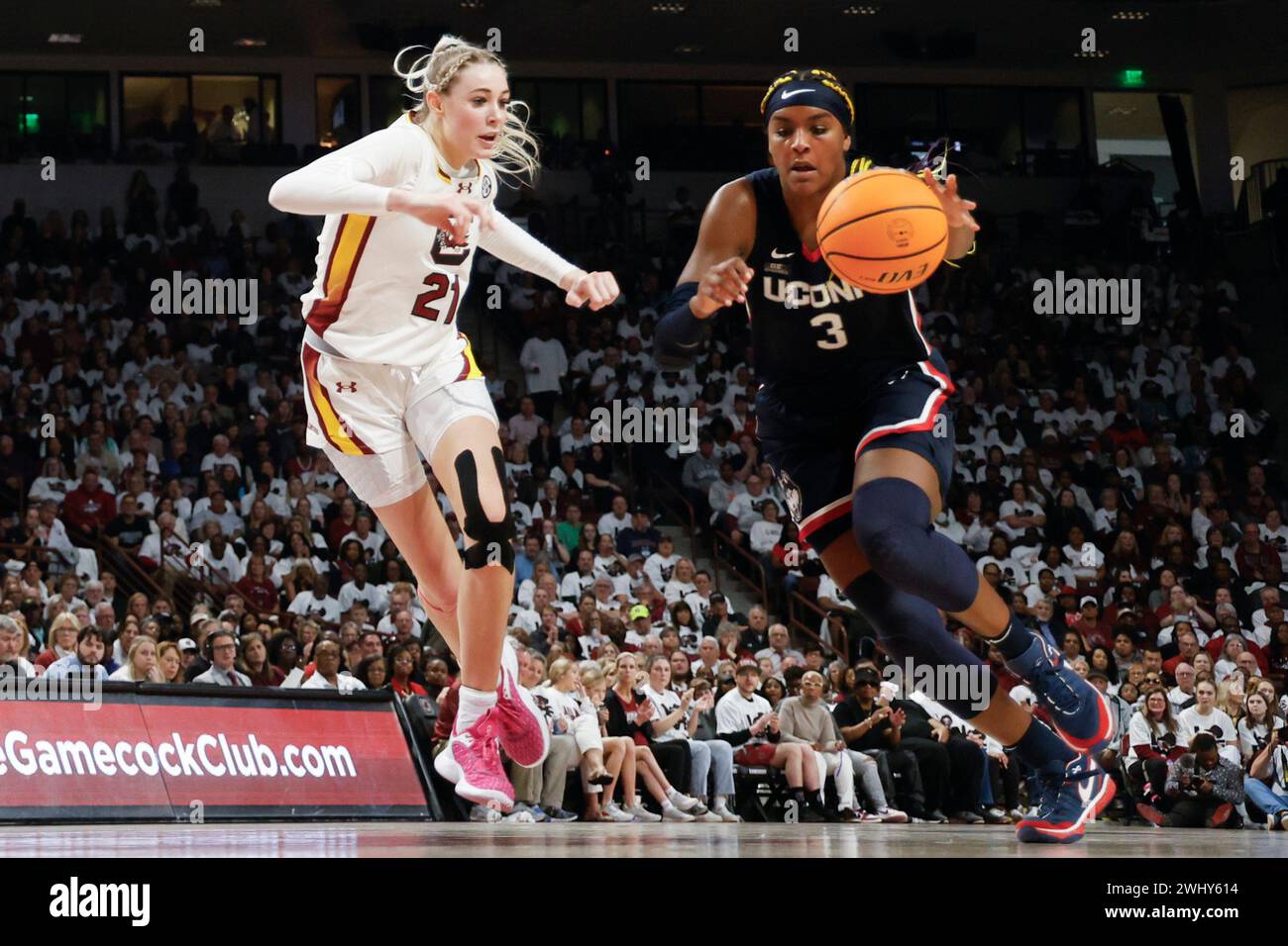 UConn forward Aaliyah Edwards (3) drives to the basket against South ...