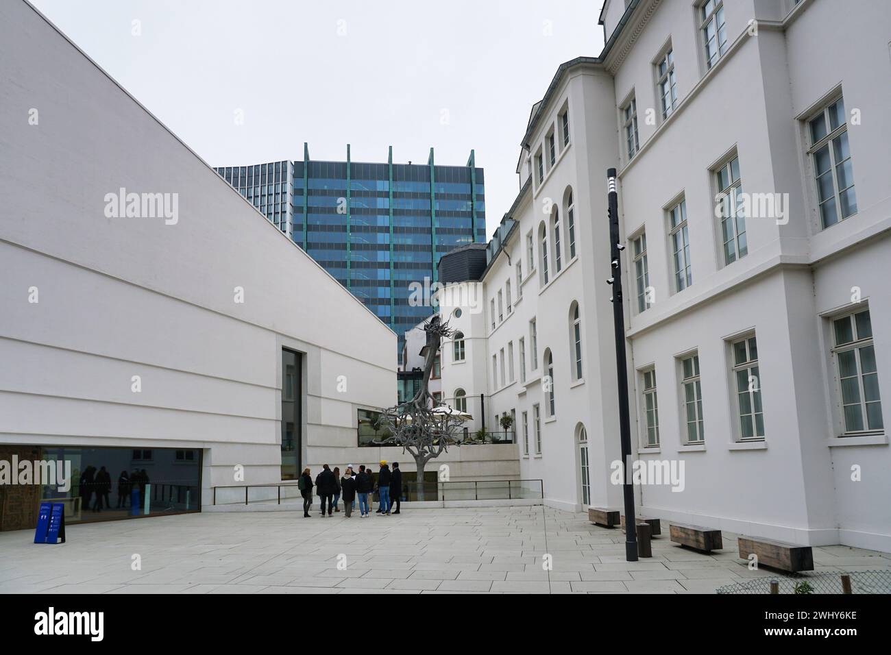 Jewish Museum Frankfurt Main with tree sculpture by Ariel Schlesinger ...