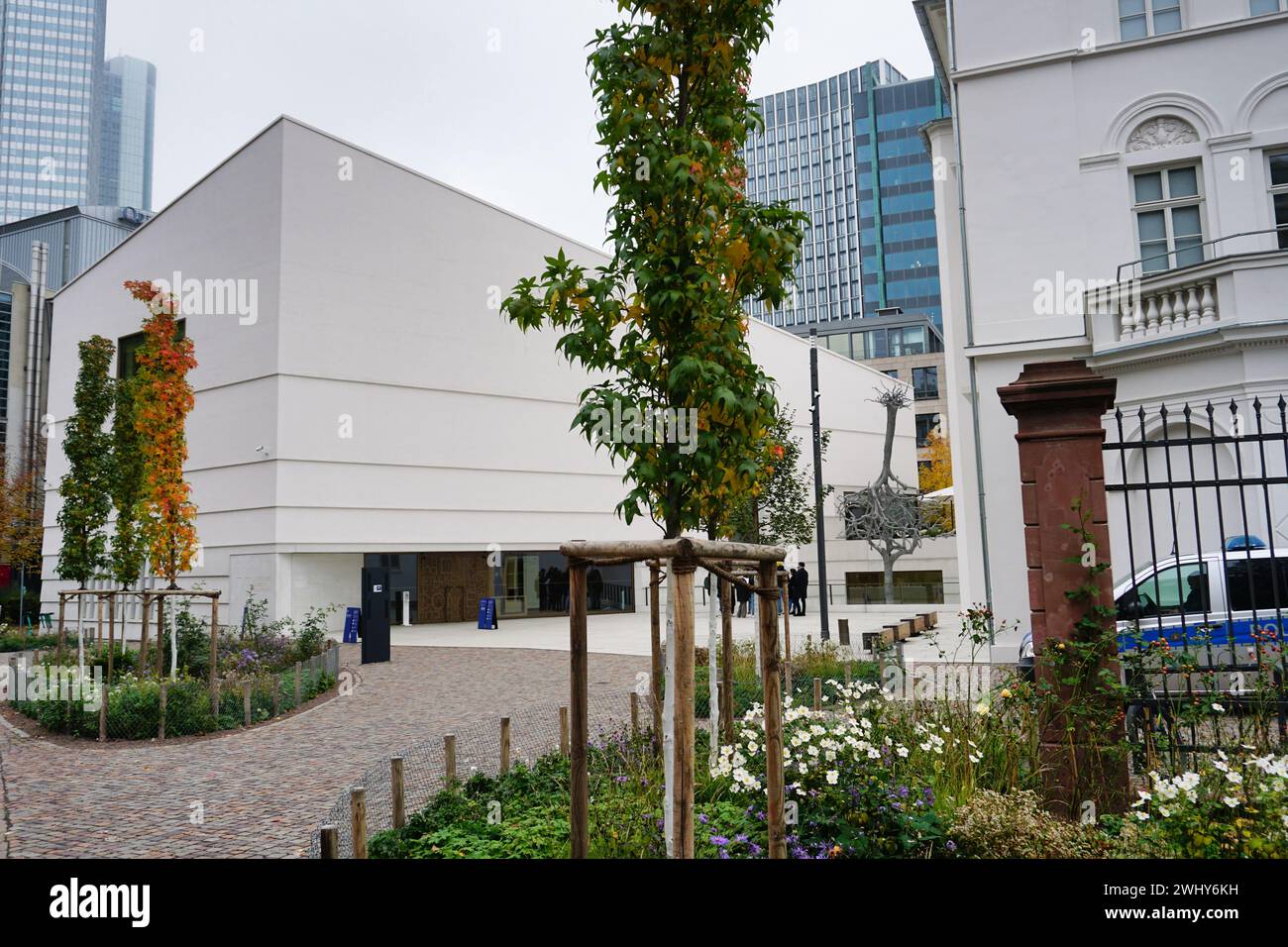 Jewish Museum Frankfurt Main with tree sculpture by Ariel Schlesinger ...