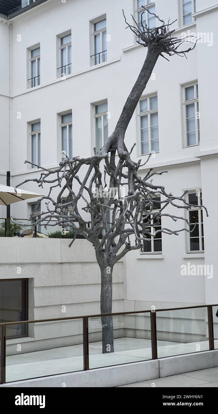 Jewish Museum Frankfurt Main with tree sculpture by Ariel Schlesinger ...