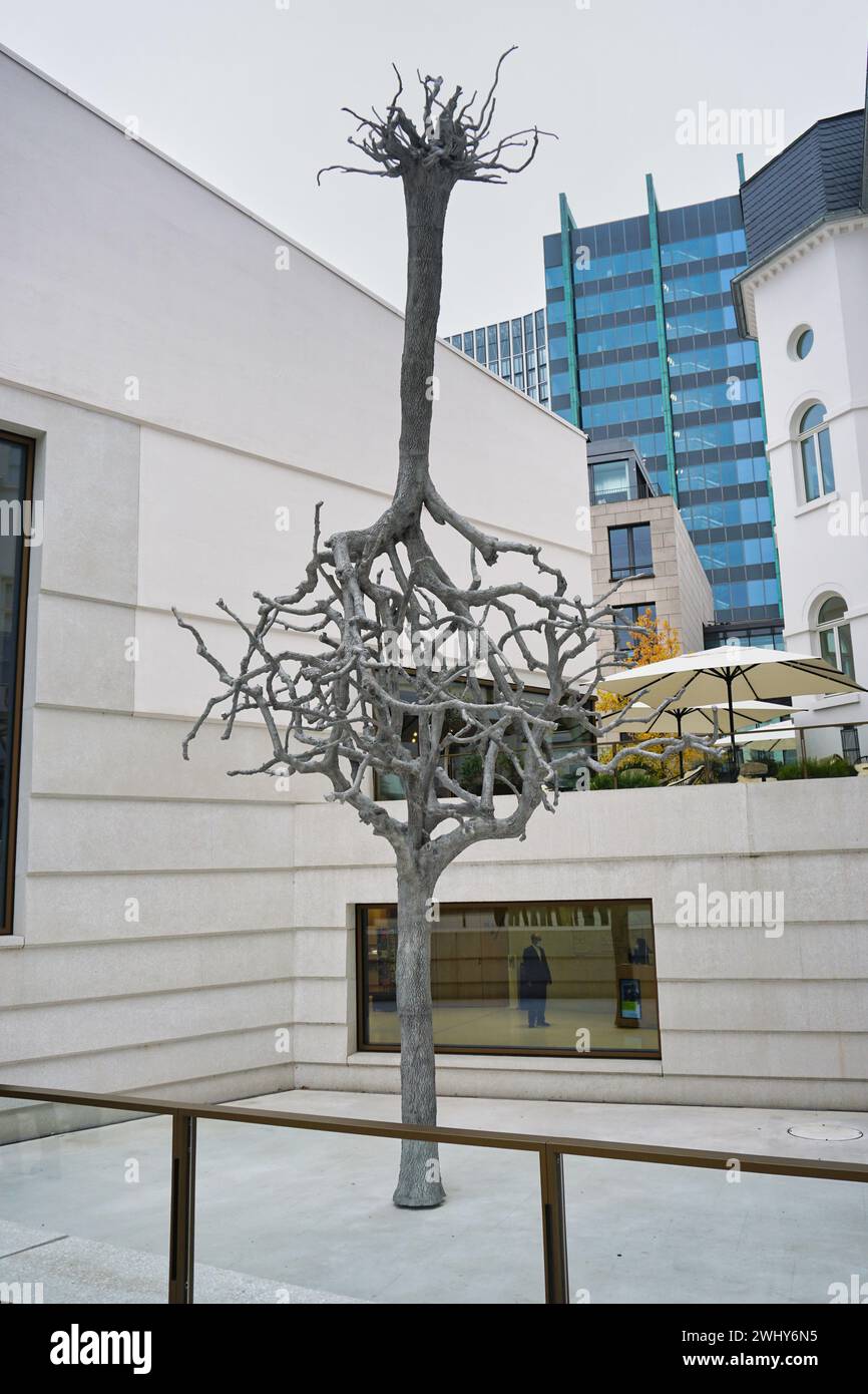 Jewish Museum Frankfurt Main with tree sculpture by Ariel Schlesinger ...