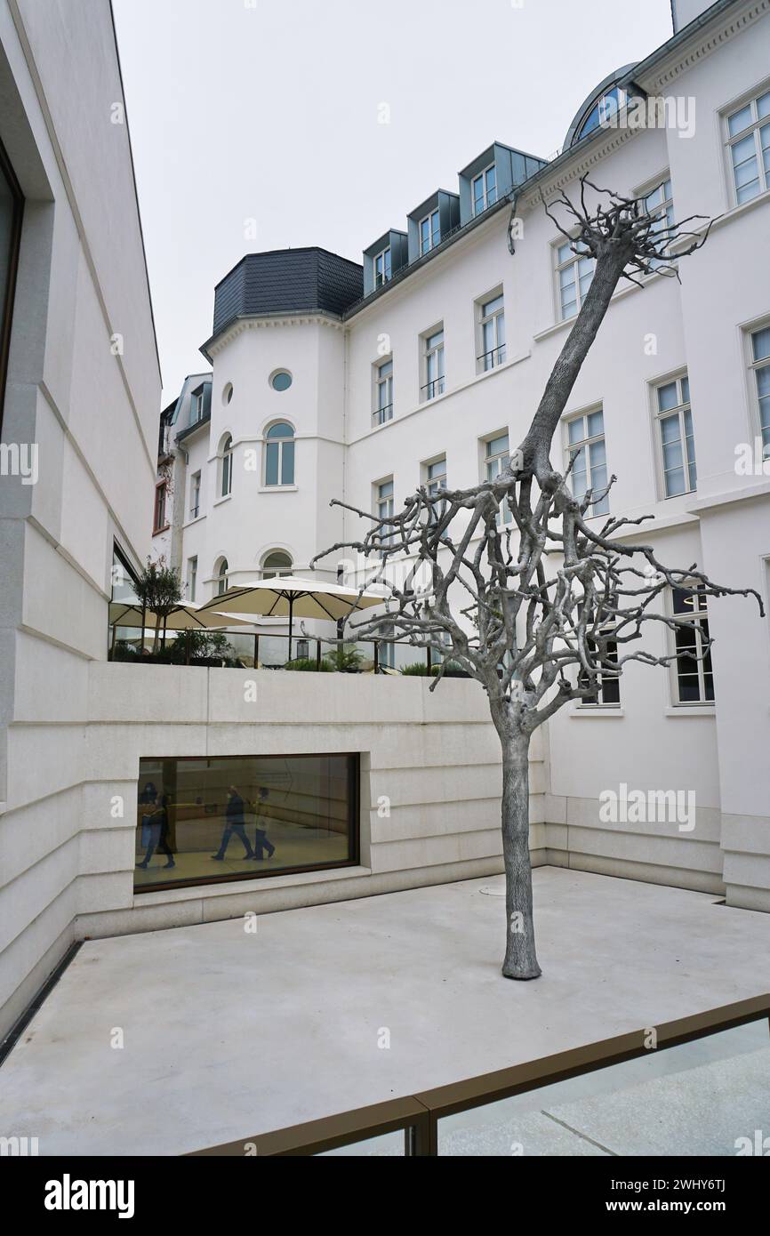 Jewish Museum Frankfurt Main with tree sculpture by Ariel Schlesinger ...
