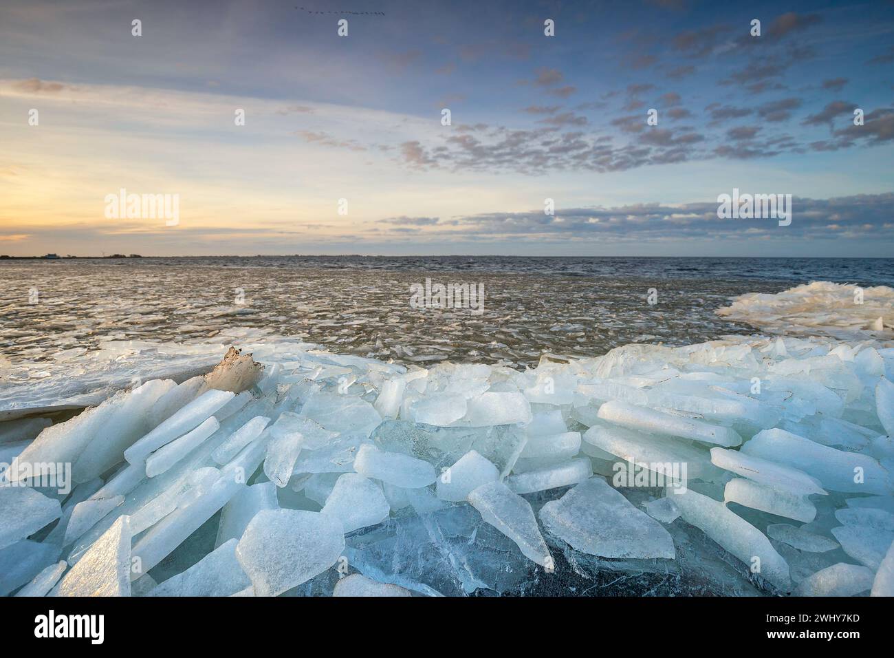 Pieces ice on sea hi-res stock photography and images - Alamy