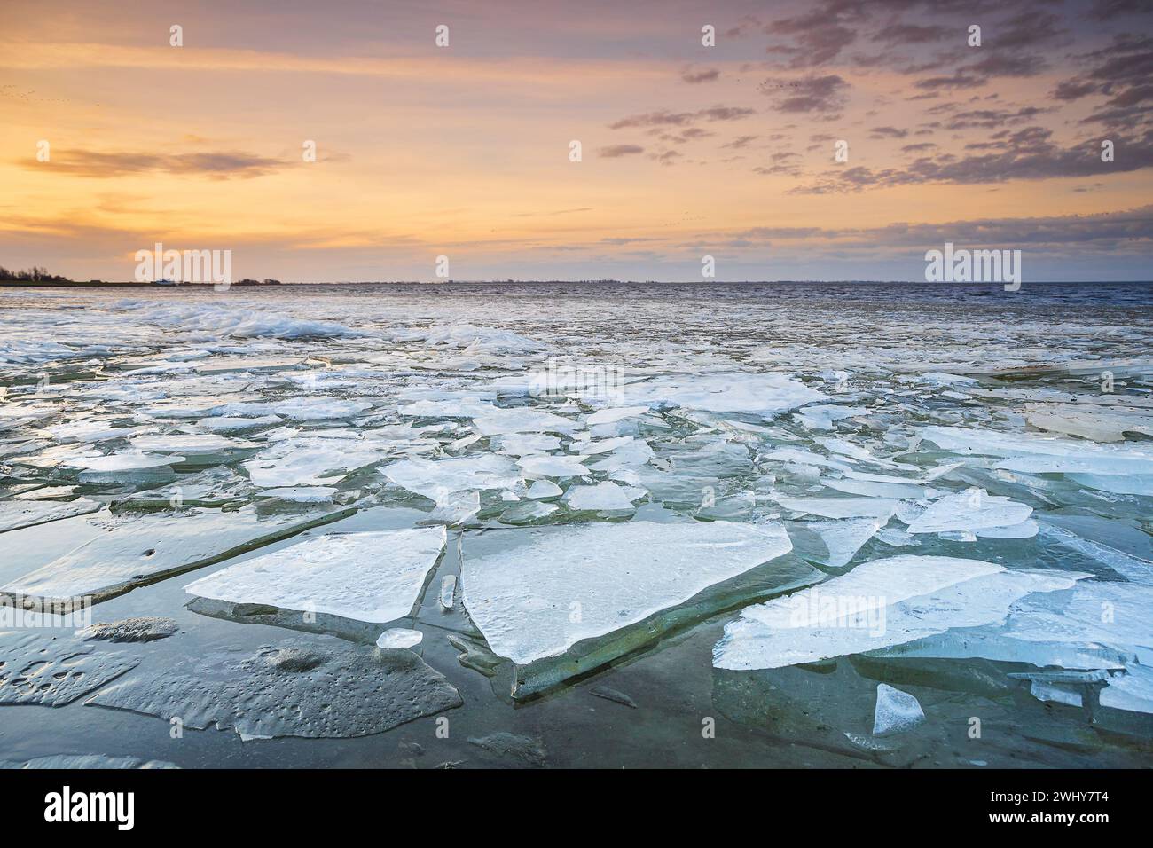 Broken shelf hi-res stock photography and images - Alamy