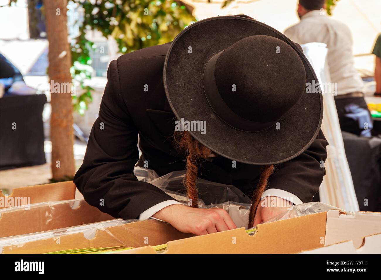 Crowd orthodox jewish men hi-res stock photography and images - Alamy