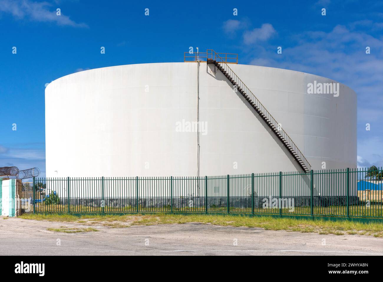 Oil storage tank hi-res stock photography and images - Alamy