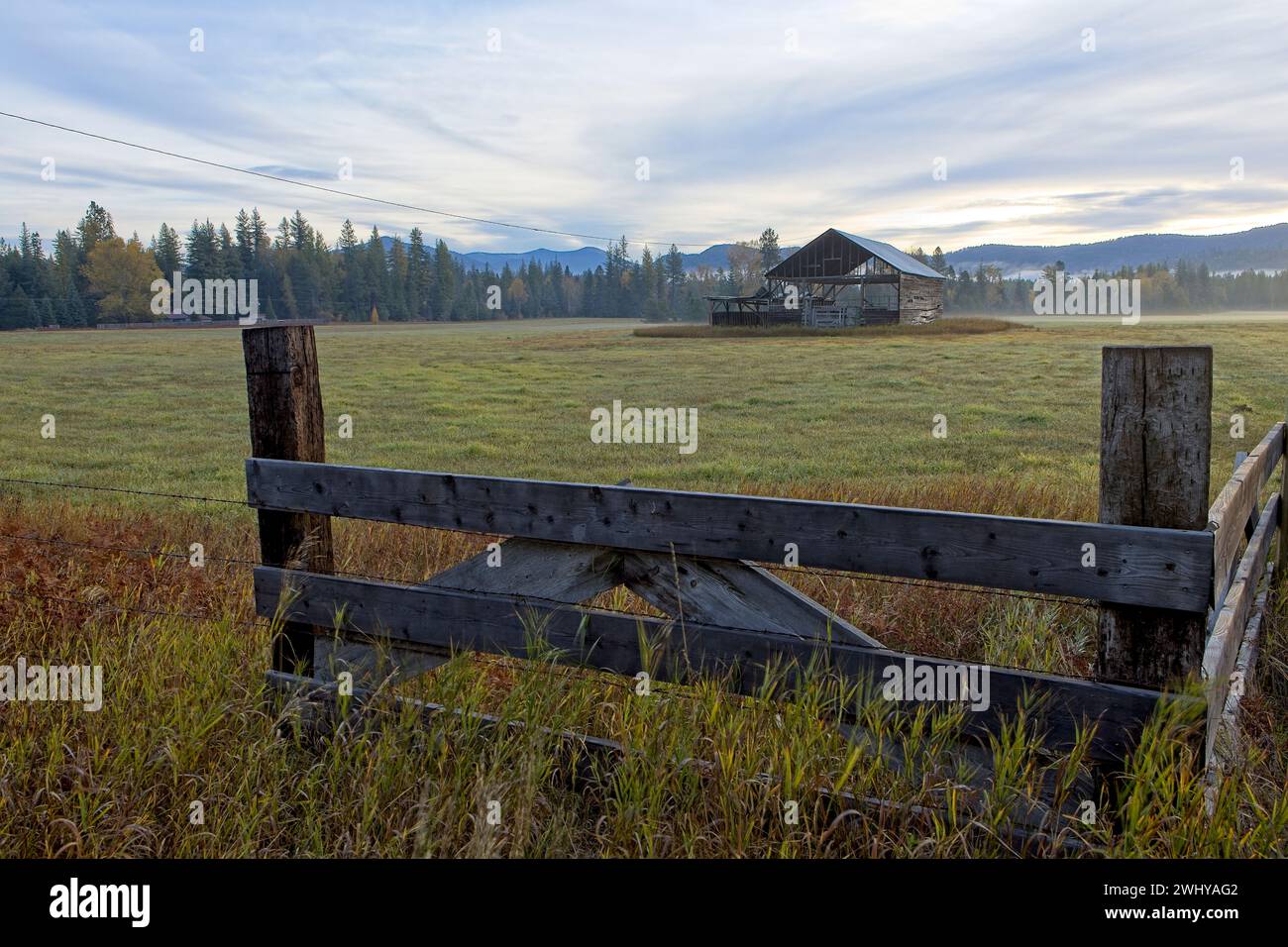 Sunrise over farmland barn hi-res stock photography and images - Alamy