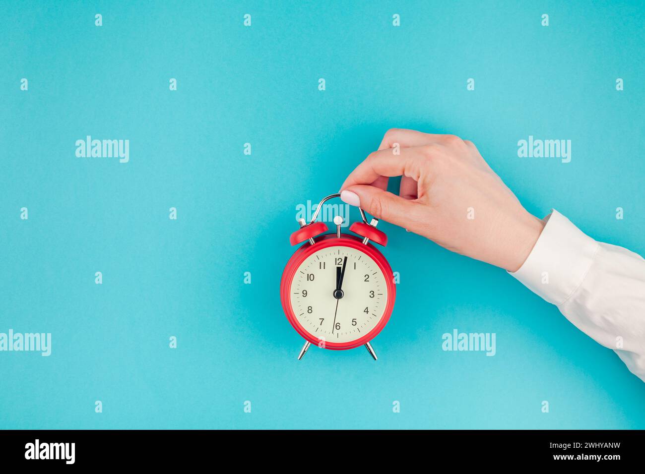 Hand holding clock hi-res stock photography and images - Alamy