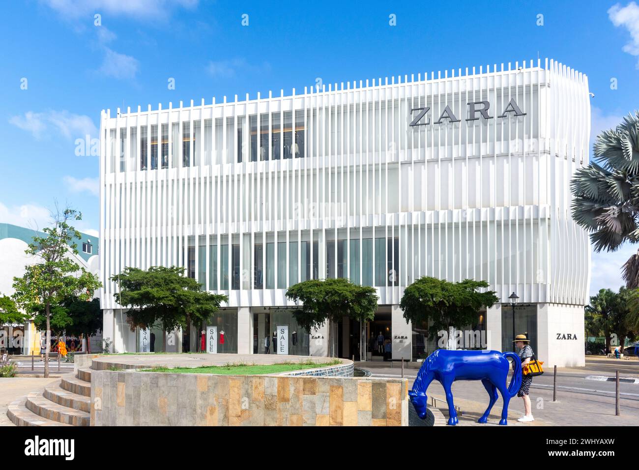 Chain stores exterior shopping zara department store plaza danie hi-res ...