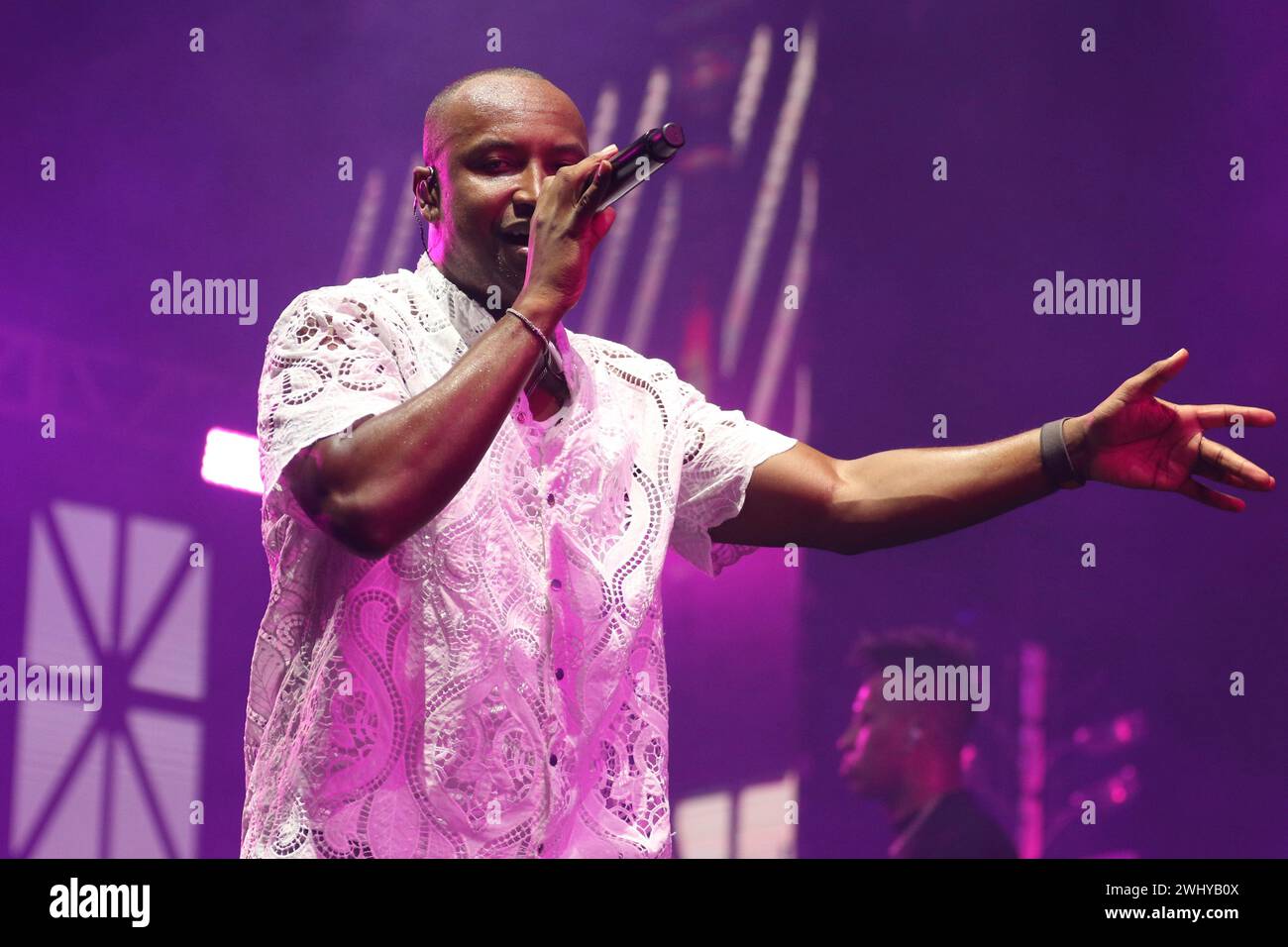 PE - RECIFE - 02/11/2024 - RECIFE, SINGER THIAGUINHO SHOW AT RECIFE ...
