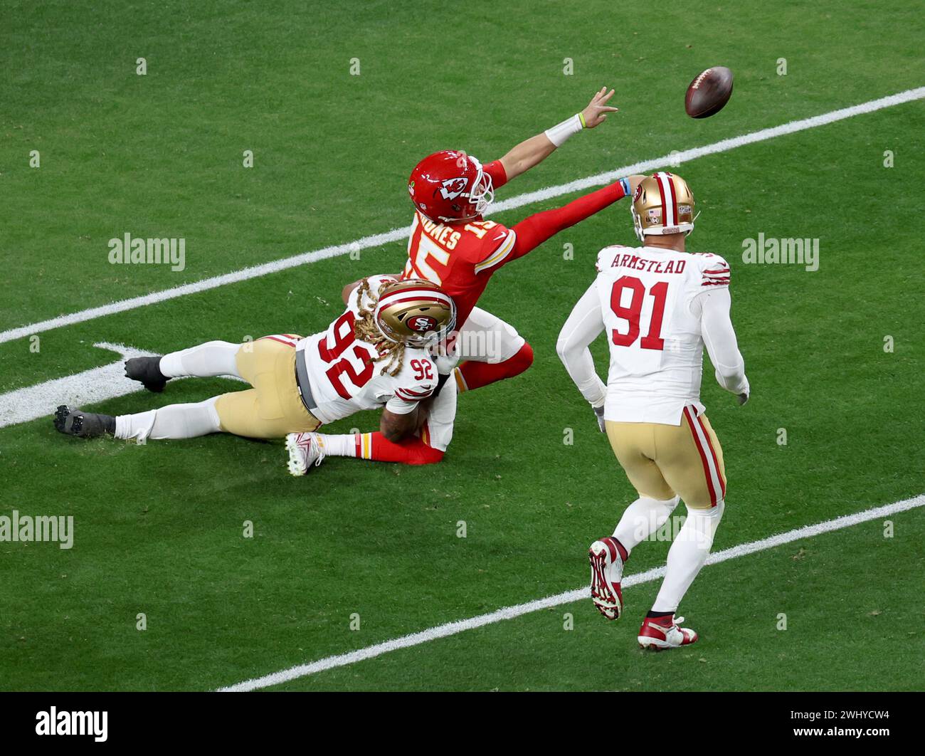 Kansas City Chiefs quarterback Patrick Mahomes (15) tosses the ball as ...