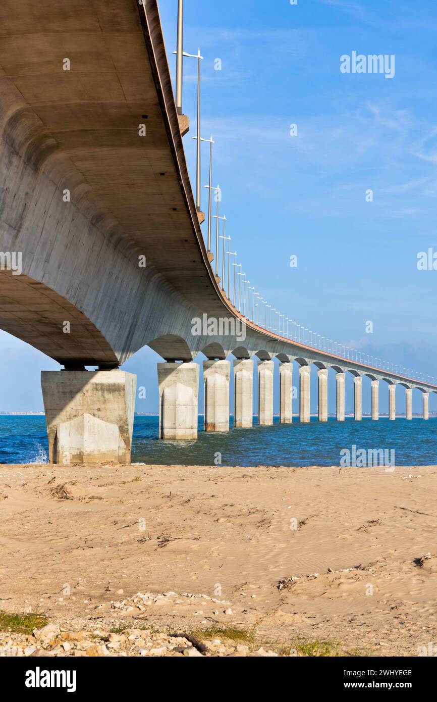 Curved bridge structure hi-res stock photography and images - Alamy