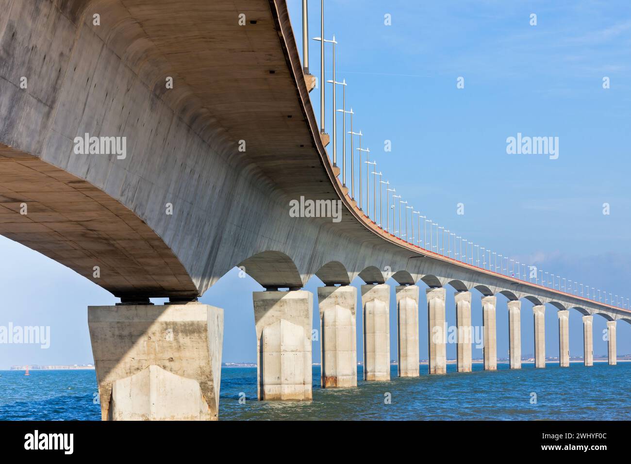 Modern bridge curved arch hi-res stock photography and images - Alamy