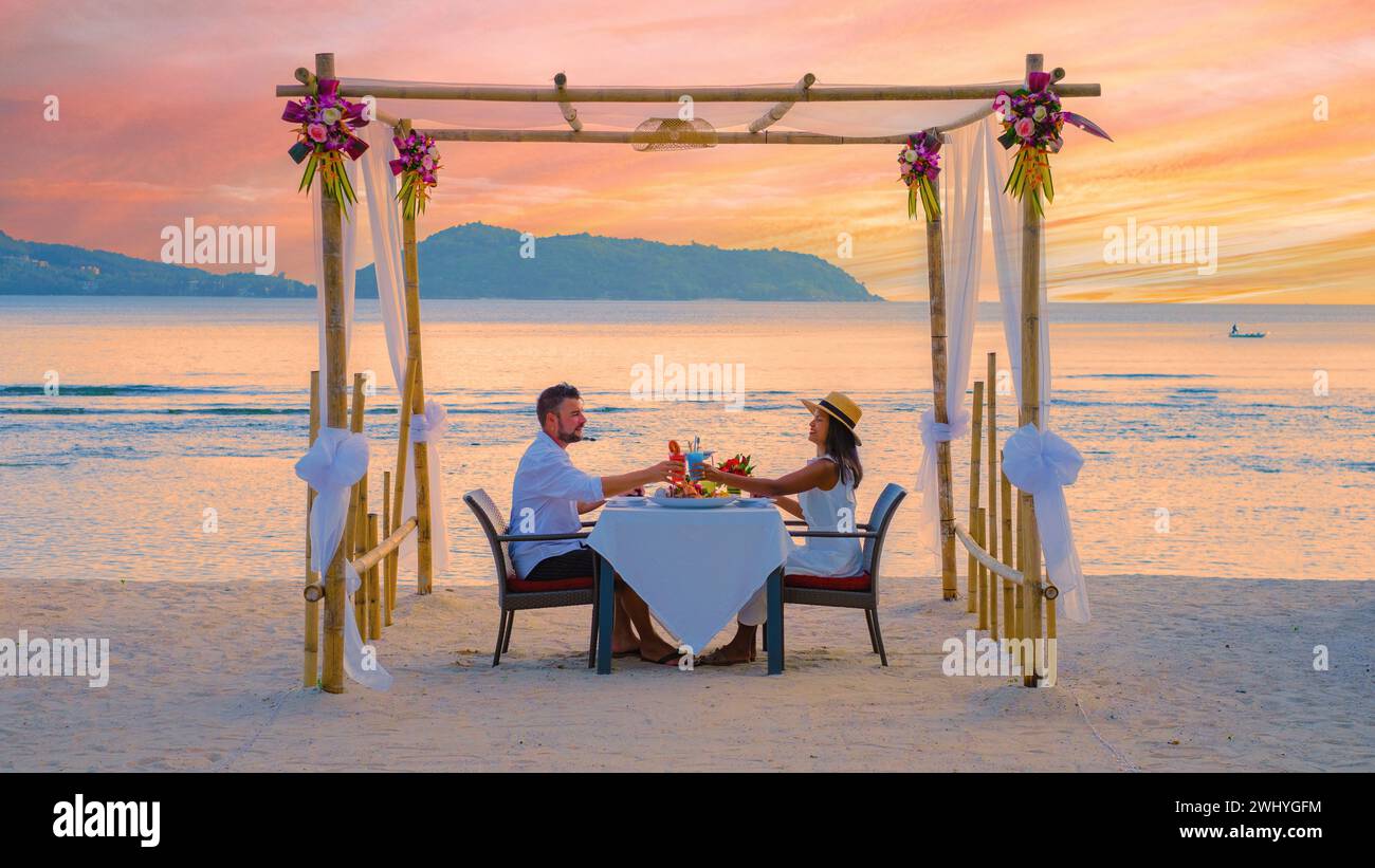 Night dinner beach hi-res stock photography and images - Alamy