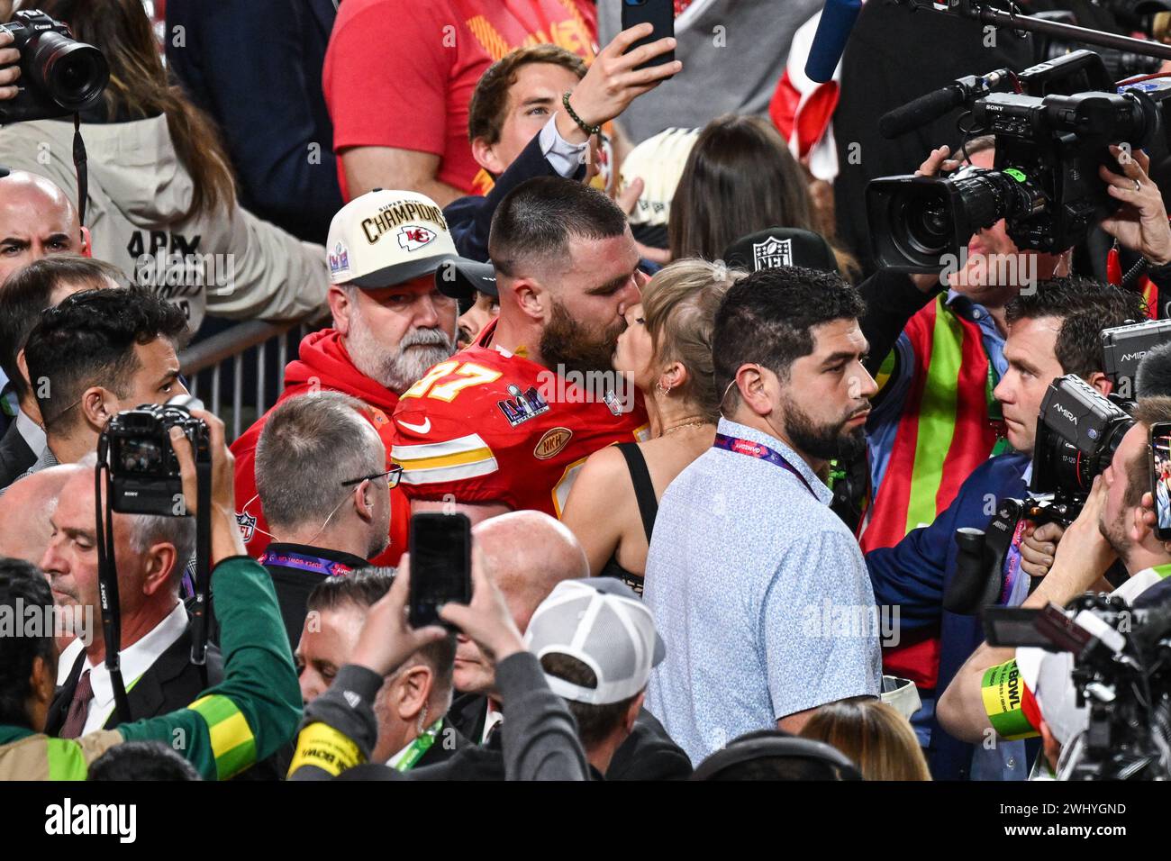 Las Vegas, USA. 11th Feb, 2024. Taylor Swift kisses boyfriend Kansas ...