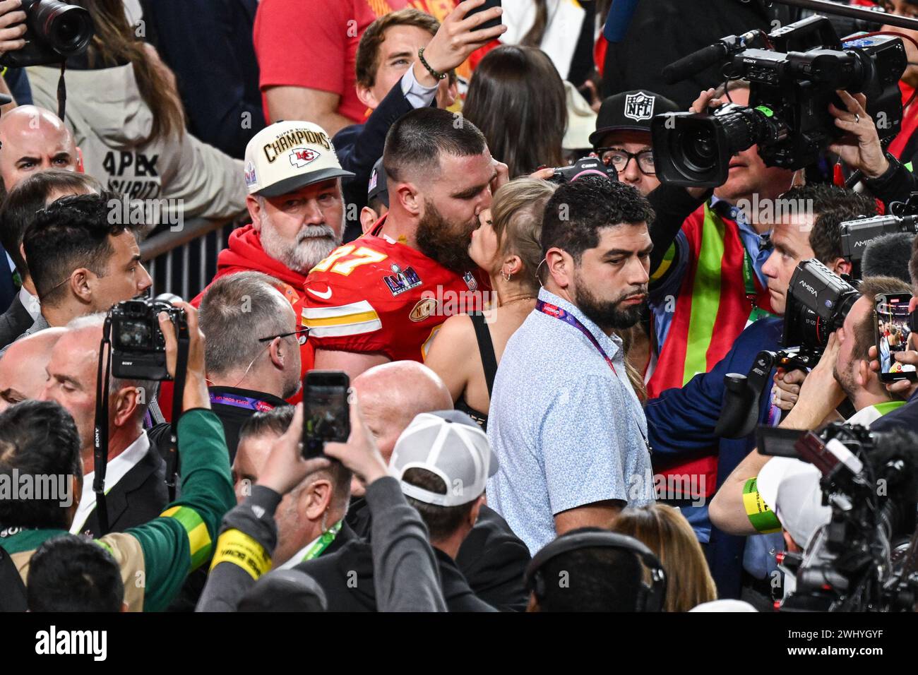 Las Vegas, USA. 11th Feb, 2024. Taylor Swift kisses boyfriend Kansas ...