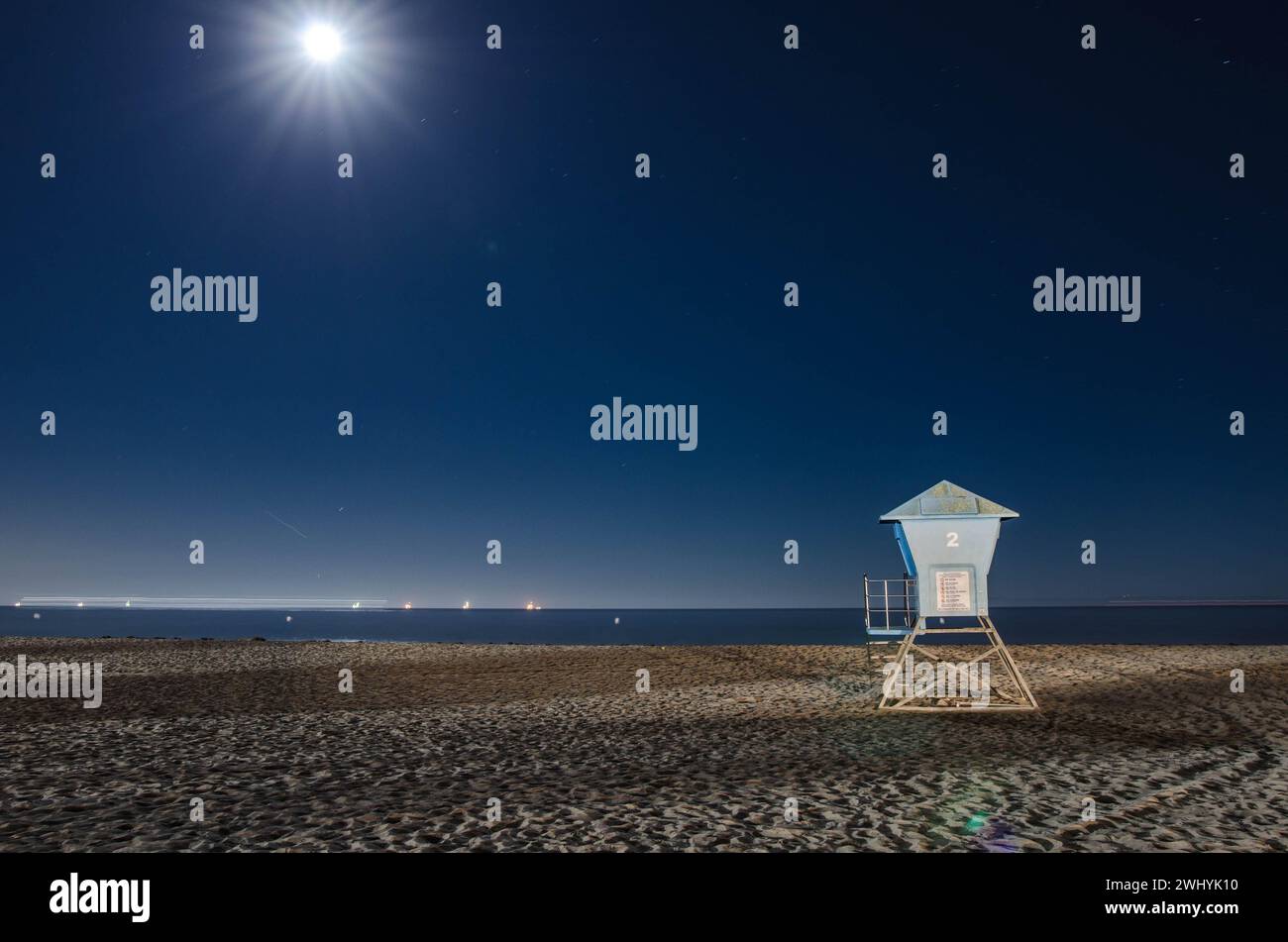 Moonlight beach couple hi-res stock photography and images - Alamy