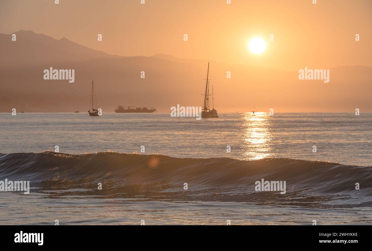 Breaking wave patterns hi-res stock photography and images - Alamy