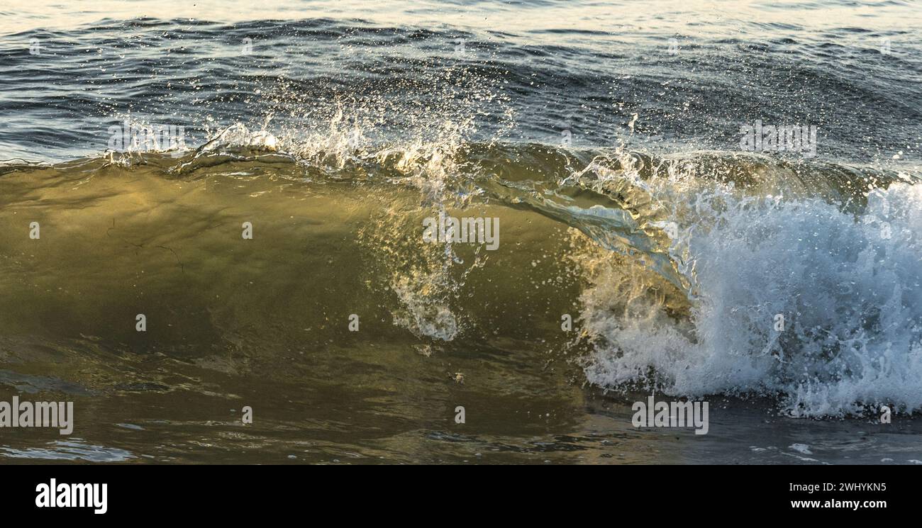 Breaking wave patterns hi-res stock photography and images - Alamy