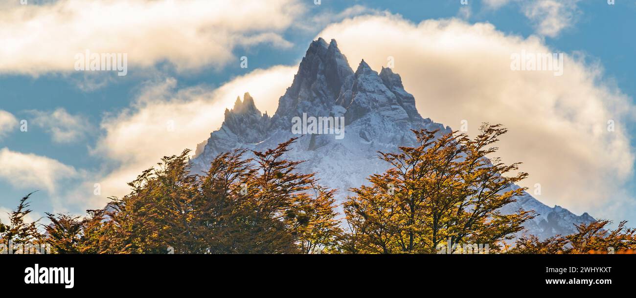 Green nature snowy mountains hi-res stock photography and images - Alamy