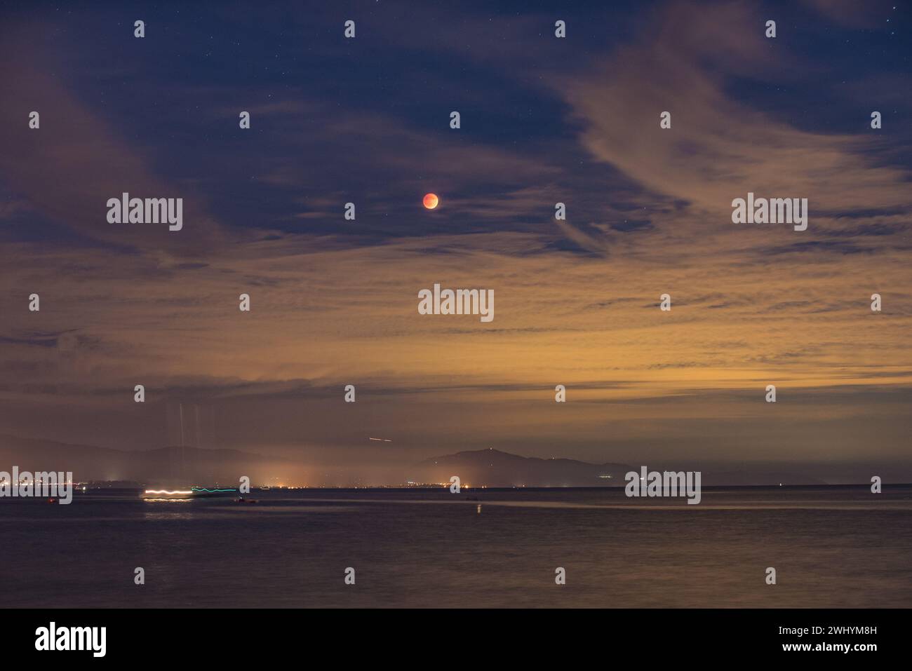 Eclipse atmosphere over water hi-res stock photography and images - Alamy