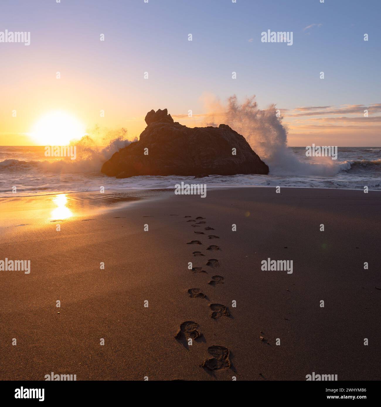 Oceanfront solitude hi-res stock photography and images - Alamy