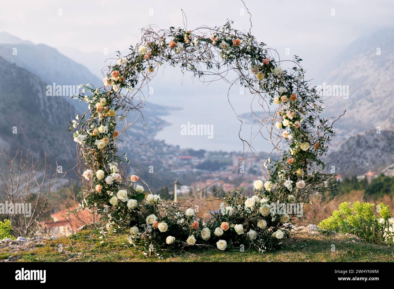 Round wedding arch stands hi-res stock photography and images - Alamy