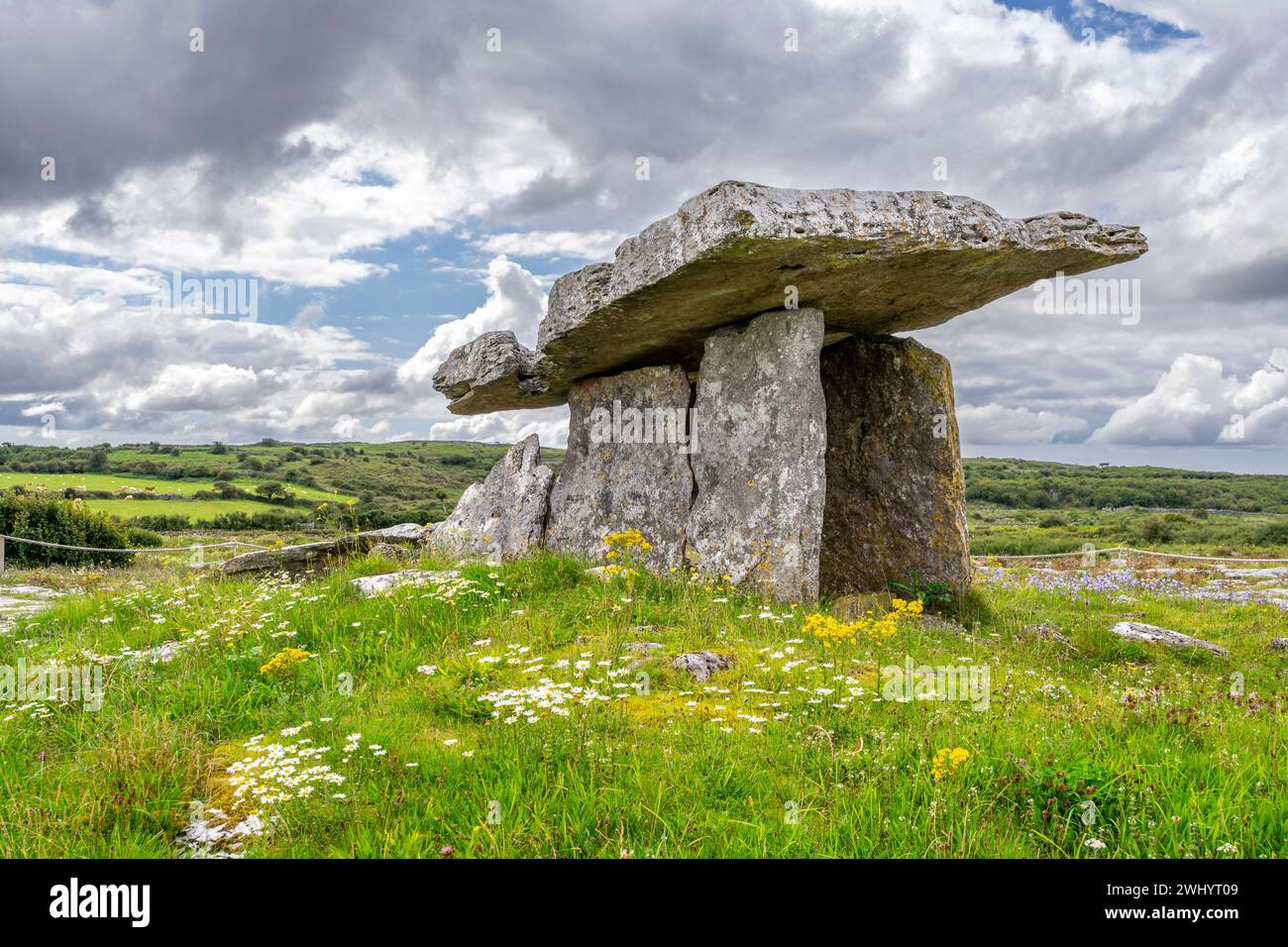 Dolmen of Poulnabrone Stock Photo - Alamy