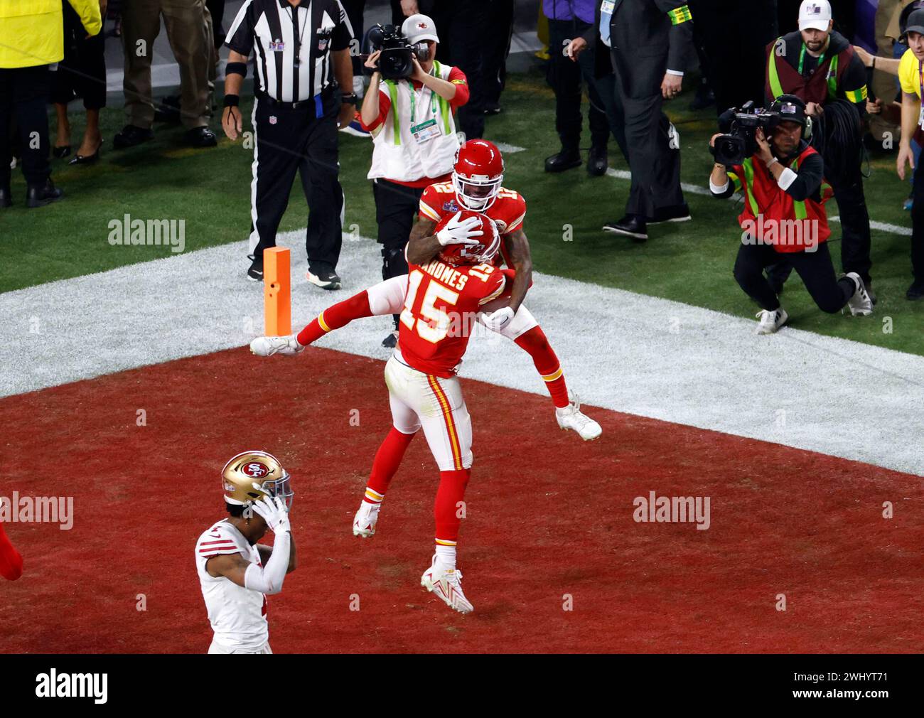 Kansas City Chiefs quarterback Patrick Mahomes (15) throws the game ...
