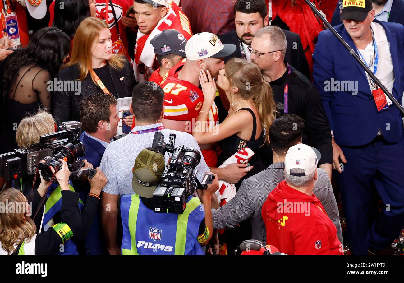 Kansas City Chiefs tight end Travis Kelce (87) celebrates with Taylor ...