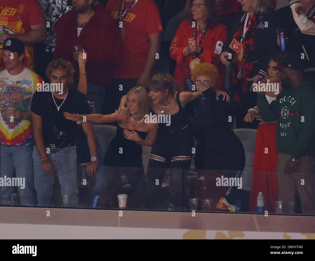 Taylor swift at chiefs game hi-res stock photography and images - Alamy