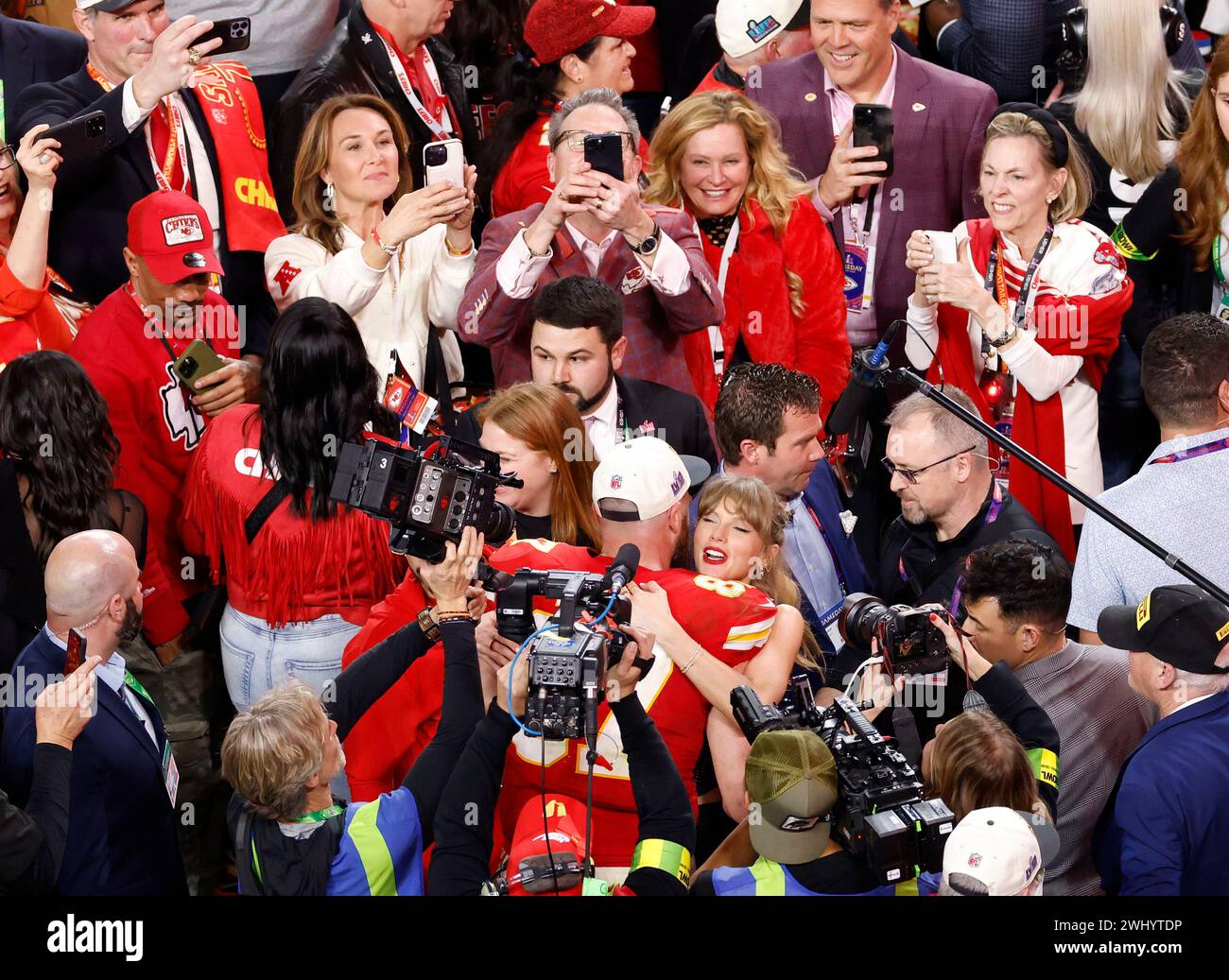 Kansas City Chiefs tight end Travis Kelce (87) celebrates with Taylor ...