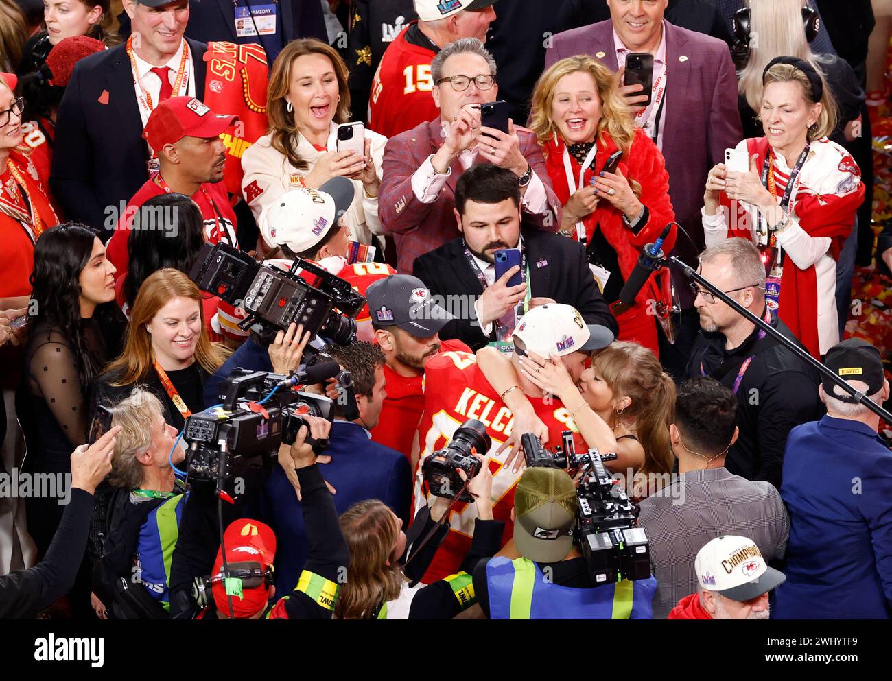 Kansas City Chiefs tight end Travis Kelce (87) celebrates with Taylor ...