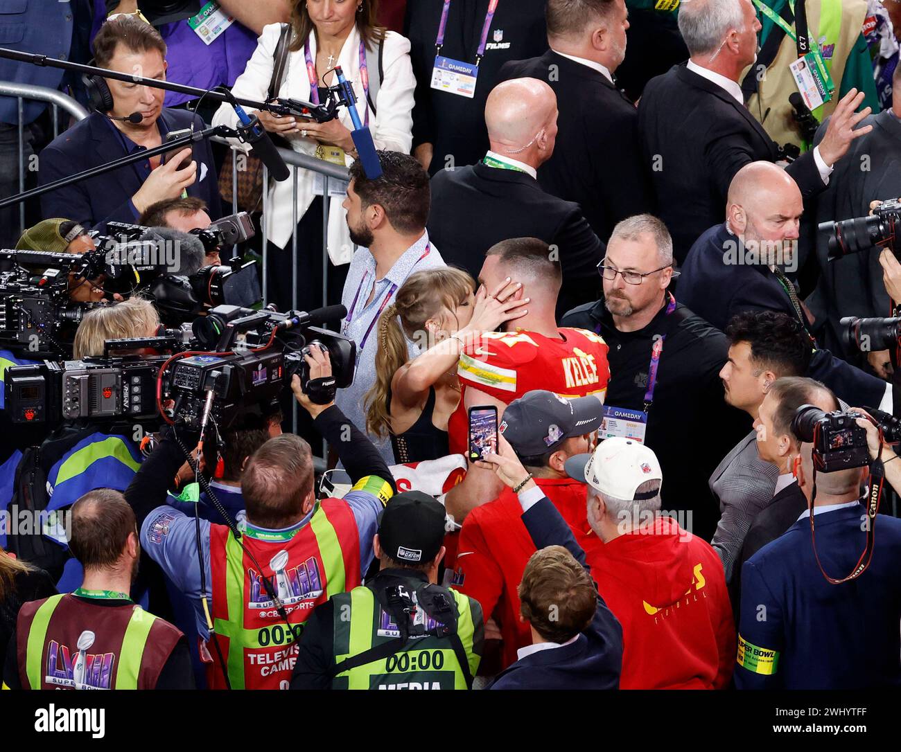 Kansas City Chiefs tight end Travis Kelce (87) celebrates with Taylor ...