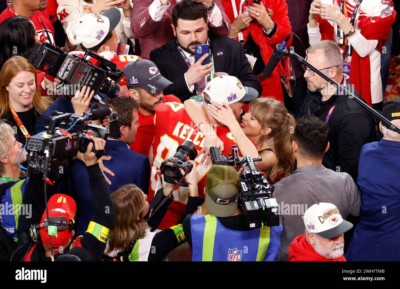 Kansas City Chiefs tight end Travis Kelce (87) celebrates with Taylor ...