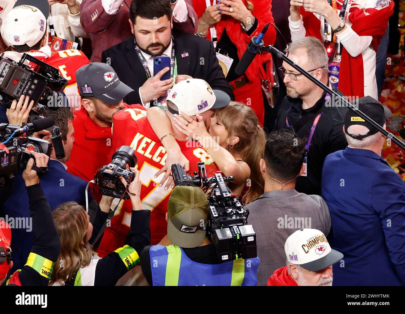 Kansas City Chiefs tight end Travis Kelce (87) celebrates with Taylor ...