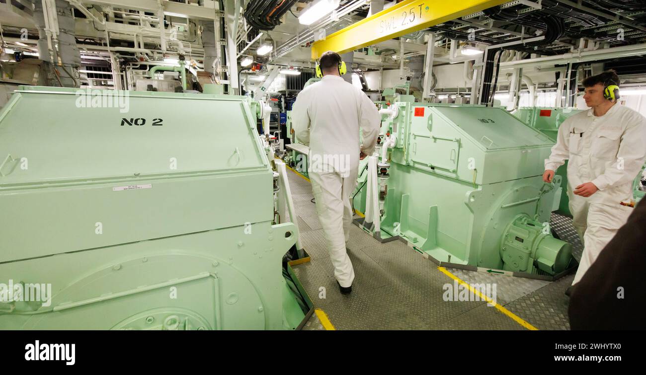 The engine room on the Royal Navy's new minehunting "mothership", RFA ...
